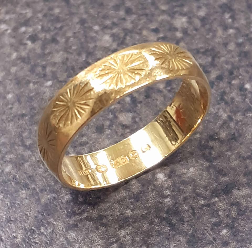 Like New 18ct Gold Ring 3.9G | Size - P FULLY HALLMARKED - Own4Less